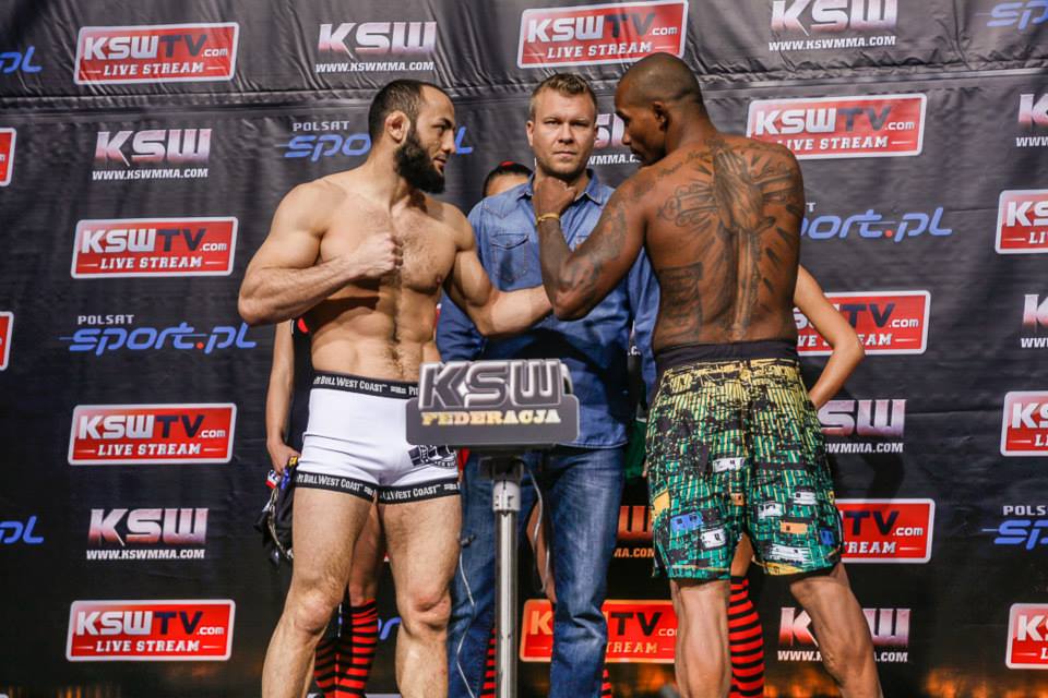 Com encaradas tensas, Luiz Cado e Daniel Acácio, astros do KSW 25 ...