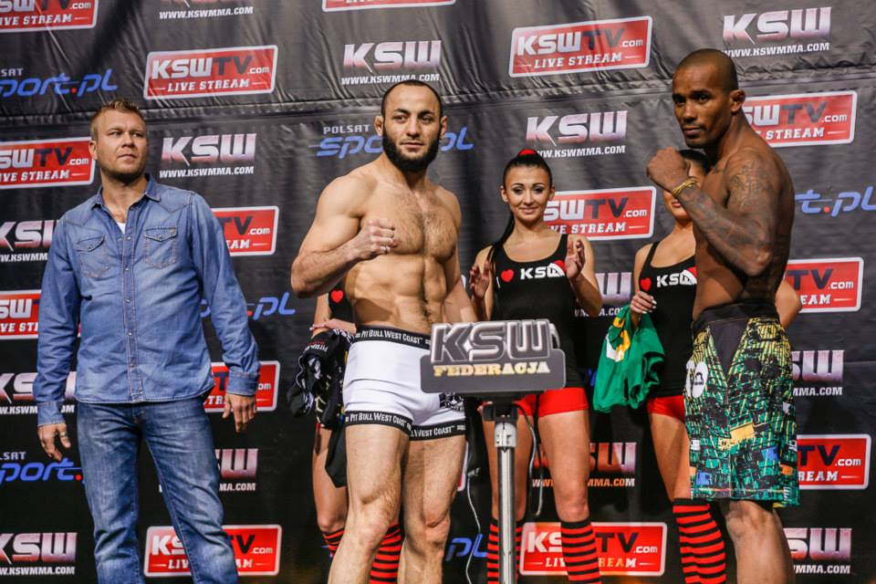 Com encaradas tensas, Luiz Cado e Daniel Acácio, astros do KSW 25 ...